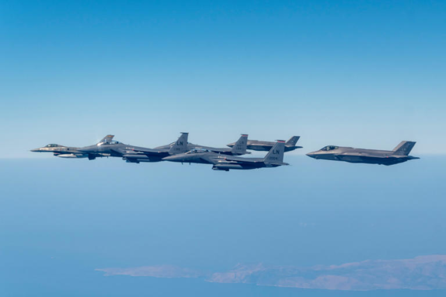 Τρελάθηκαν οι Τούρκοι: Ελληνικά μαχητικά φτερό – φτερό με F-35 – Το ...