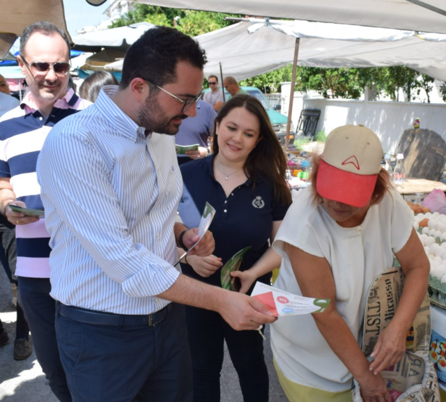 Η Κωνσταντίνα Αδάμου με τον Γραμματέα της ΚΠΕ του ΠΑΣΟΚ-ΚΙΝΑΛ σε ...