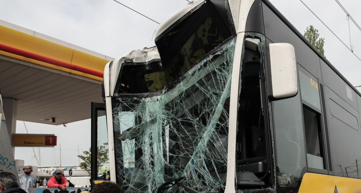 Θεσσαλονίκη: Λεωφορείο έπεσε σε παρκαρισμένα ΙΧ στο κέντρο(φωτο-Βίντεο)