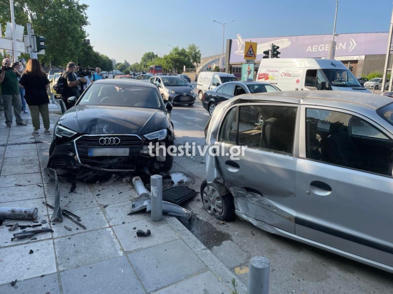 Θεσσαλονίκη: Λεωφορείο έπεσε σε παρκαρισμένα ΙΧ στο κέντρο(φωτο-Βίντεο)