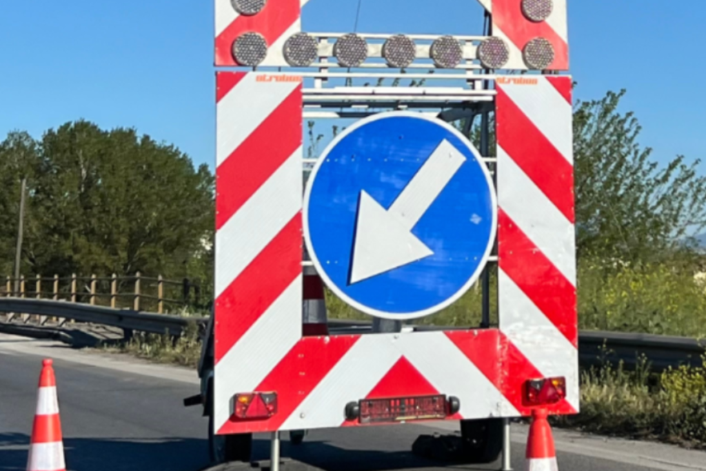 Εργασίες ασφαλτόστρωσης στην παράπλευρη οδό της Ε.Ο.2 Θεσσαλονίκης ...